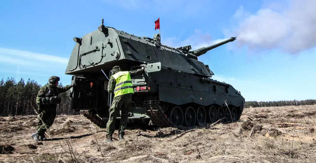 Russians destroy a German PzH 2000 self-propelled howitzer with a ...